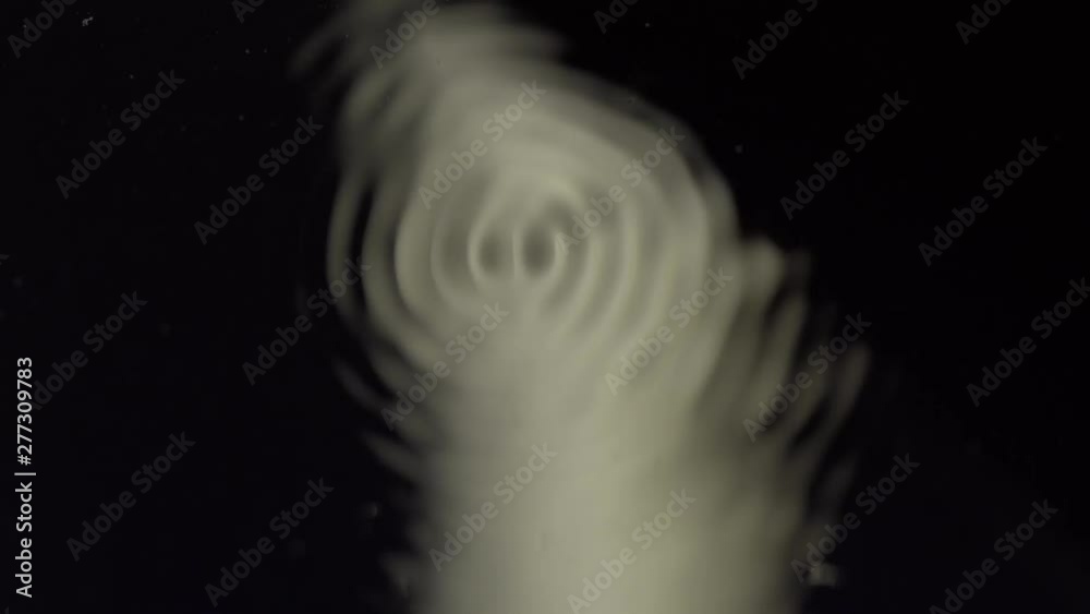 Video „Water forming cymatic patterns and reflecting light. Fluid ...