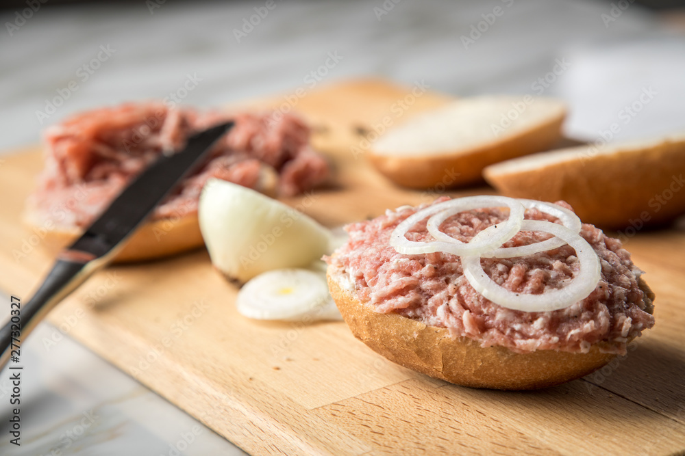 Deutsche Mettbrötchen mit rohen Schweine Mett, Brötchen, Butter ...
