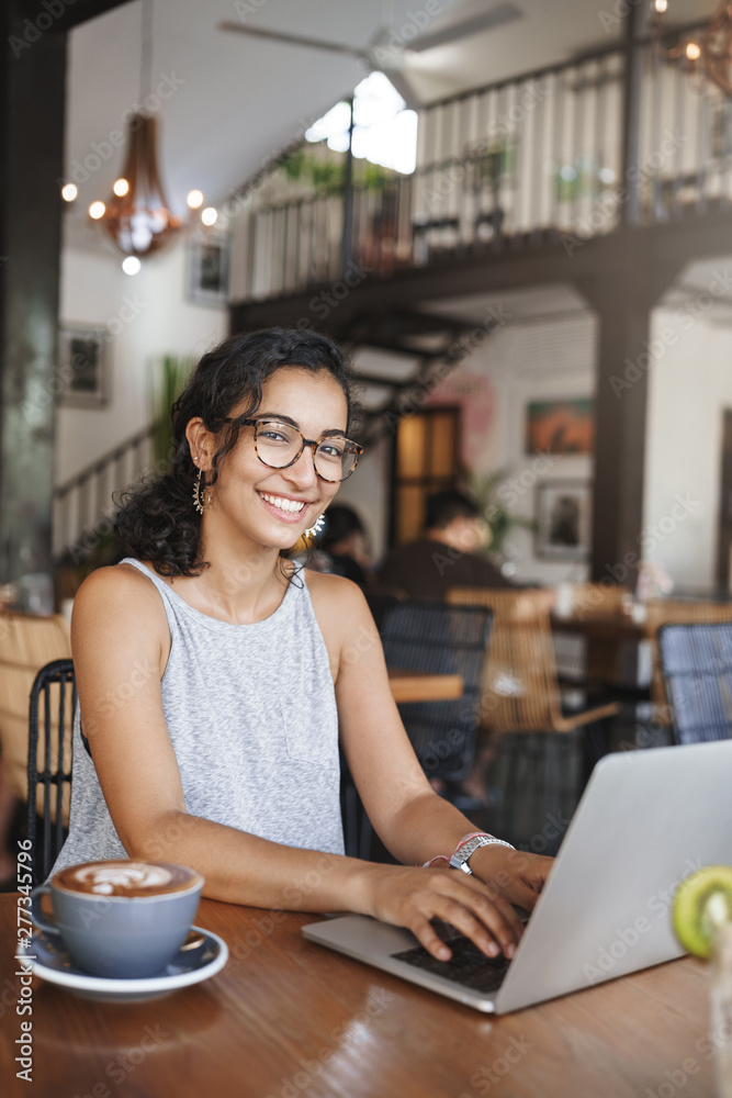 Vertical shot enthusiastic hardworking woman freelancing prepare ...