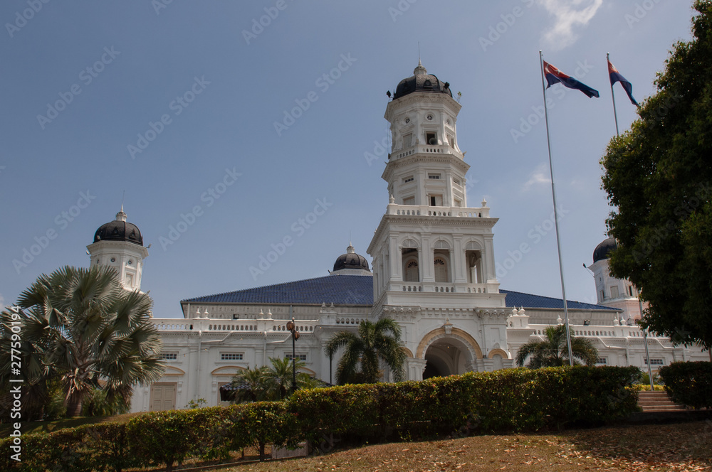 Sultan Abu Bakar State Mosque uilding front entrance against blue sky ...