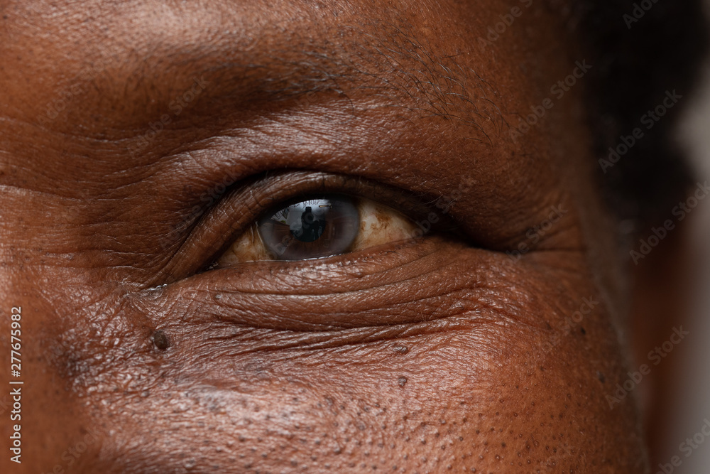 Foto de An extreme close-up view on the eye of an African man with a ...