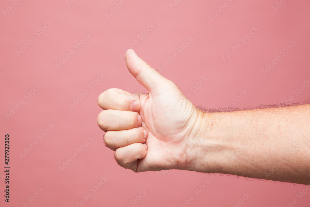 Mano y dedos, haciendo señales y signos y símbolos bien comprensibles ...