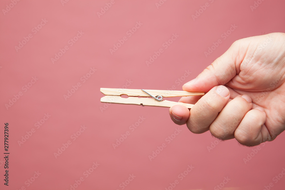 Mano sujetando unas pinzas de madera de las de extender la ropa, Pinzas ...