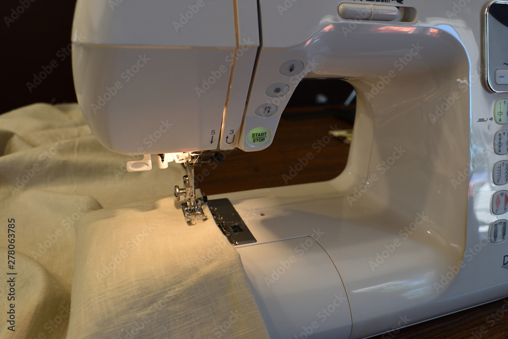 Foto de Coudre à la machine un vêtement ou un rideau ou un coussin une ...