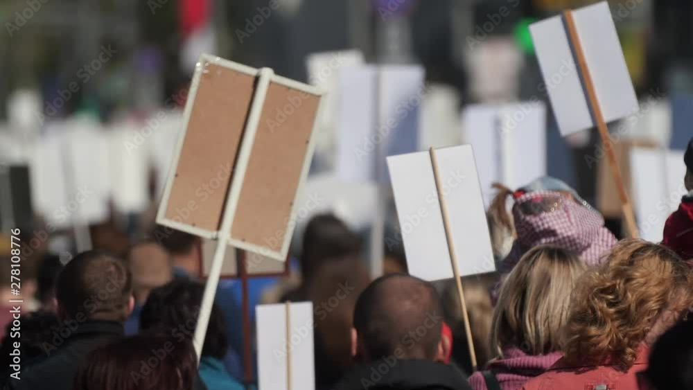 Vidéo Stock American activist lead crowd demonstrator with poster their ...