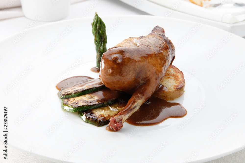 Codorniz con salsa, patatas y calabacín, receta gourmet. Quail with ...