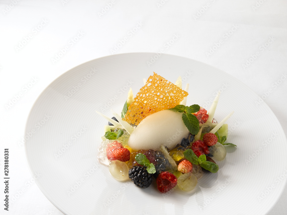 Plato de Frutas del bosque con helado . Fruits of the forest plate with ...