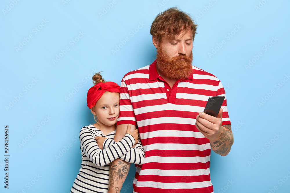 Fotografia do Stock: Addicted father uses smartphone, ignores daughter ...