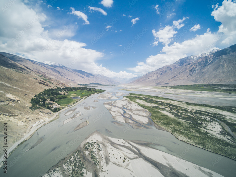 drone shot above the panj river dividing tajikistan and afghanis Stock ...
