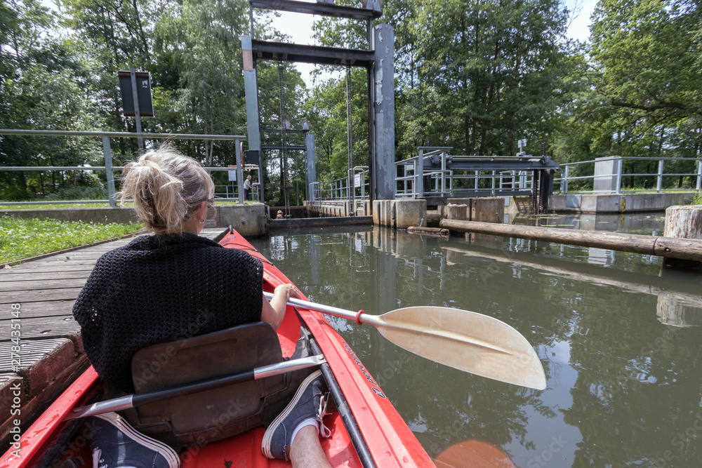 Kanu, Paddelboot im Kanal am Wehr, Schleuse, Spreewald, Brandenburg ...