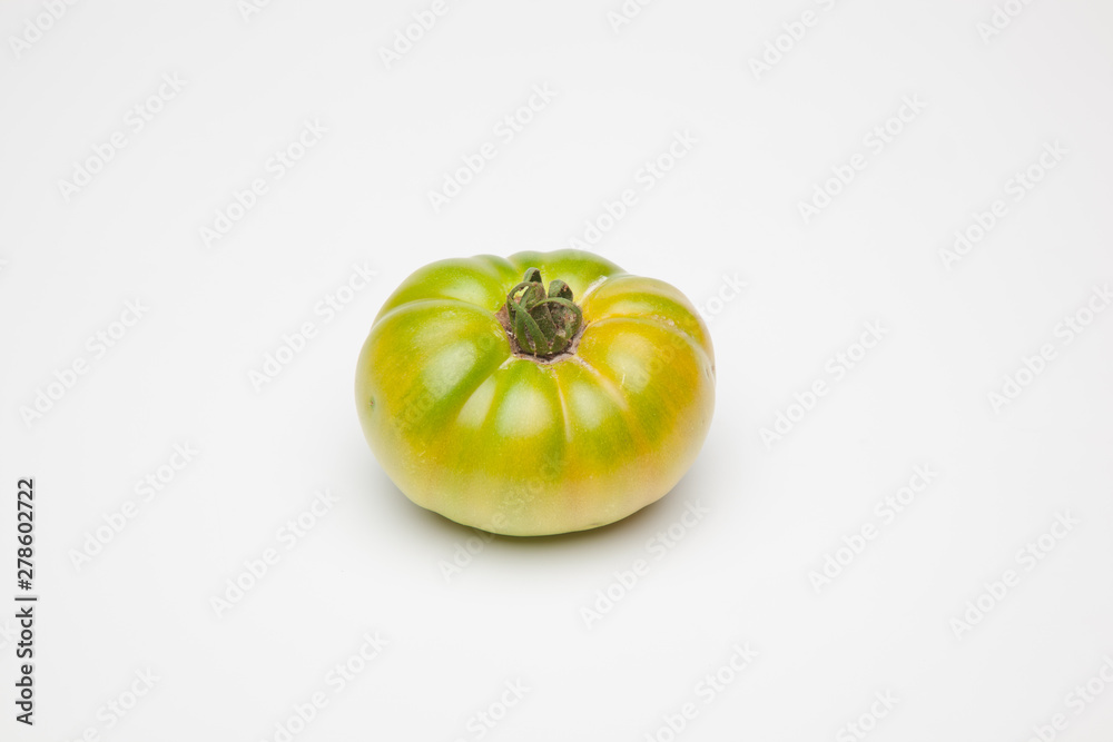 Tomate verde en proceso de maduración. Tomate ecológico ha sido ...