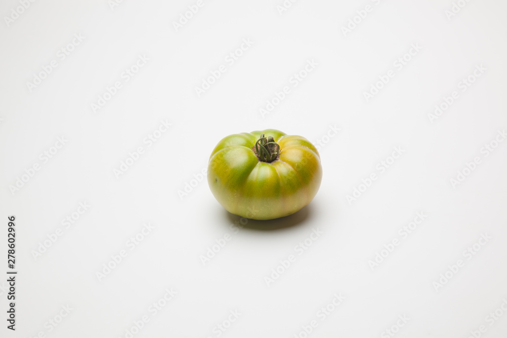 Tomate verde en proceso de maduración. Tomate ecológico ha sido ...
