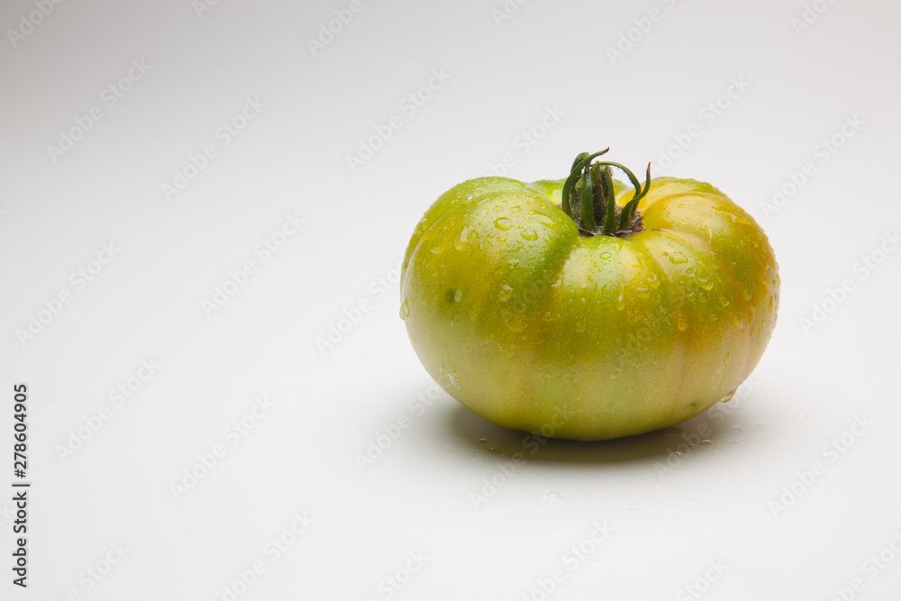 Tomate verde en proceso de maduración. Tomate ecológico ha sido ...