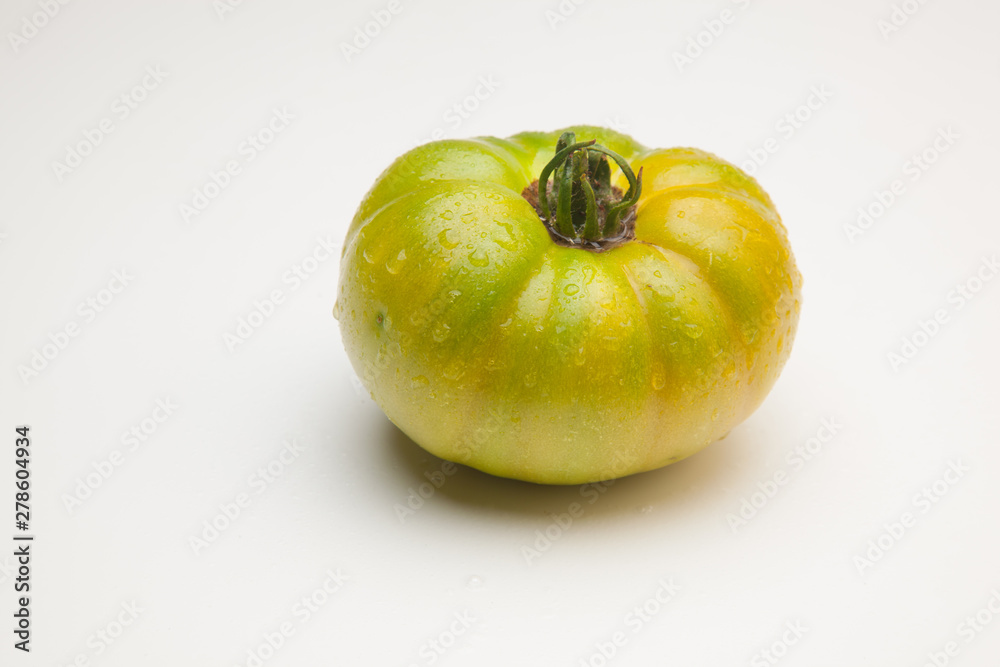 Tomate verde en proceso de maduración. Tomate ecológico ha sido ...