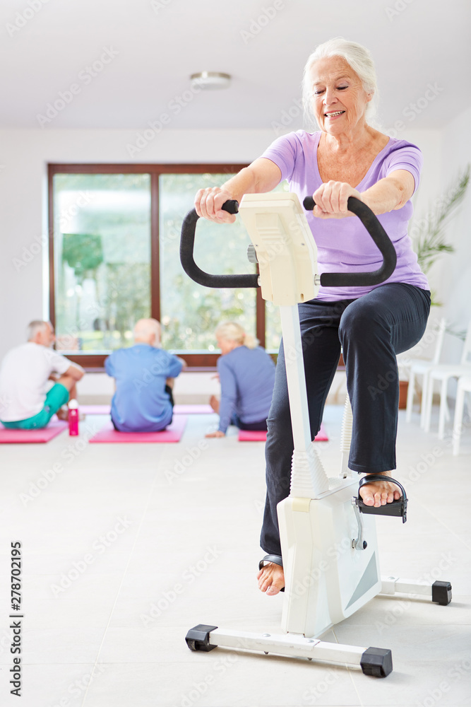 Aktive Senior Frau trainiert auf dem Ergometer Stock Photo | Adobe Stock