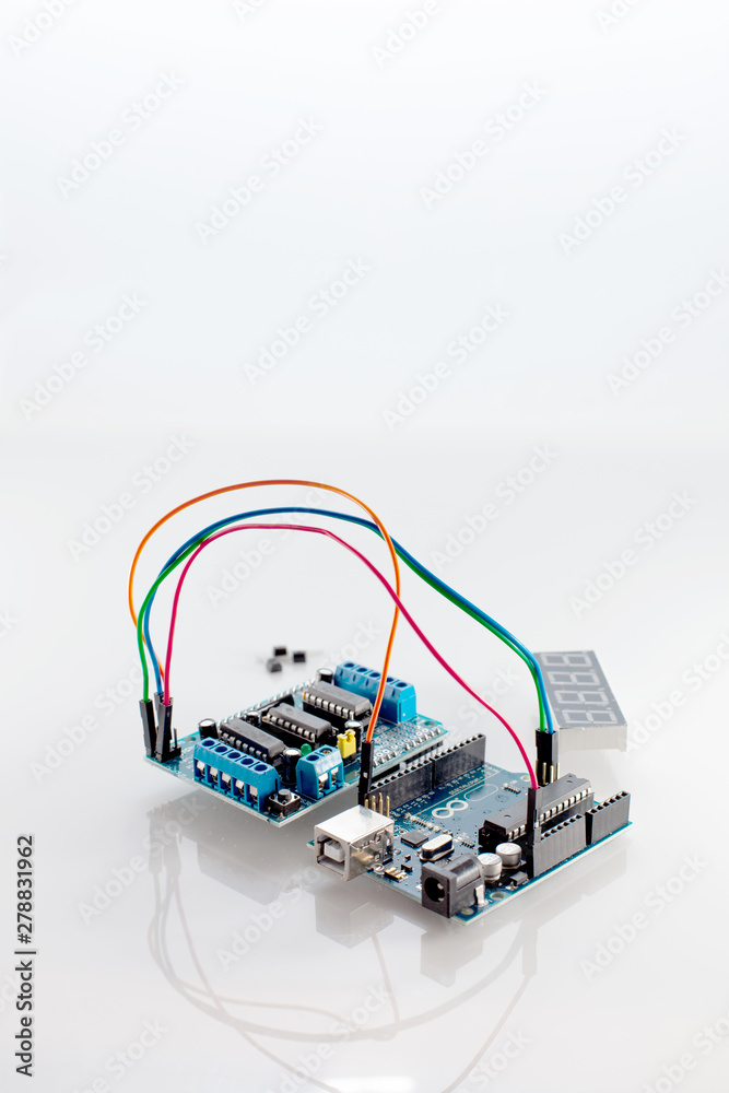 arduino con amplificador para motores fondo blanco Stock Photo | Adobe ...