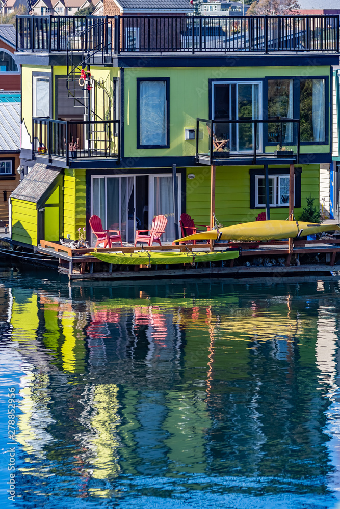 Float Home/ floating house on the waterfront at Fishermans Wharf in ...