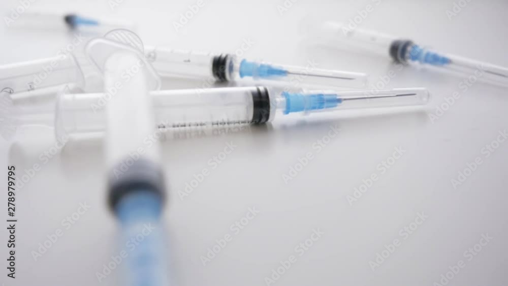 Wideo Stock: Plastic hypodermic needles fall into a large pile in slow ...