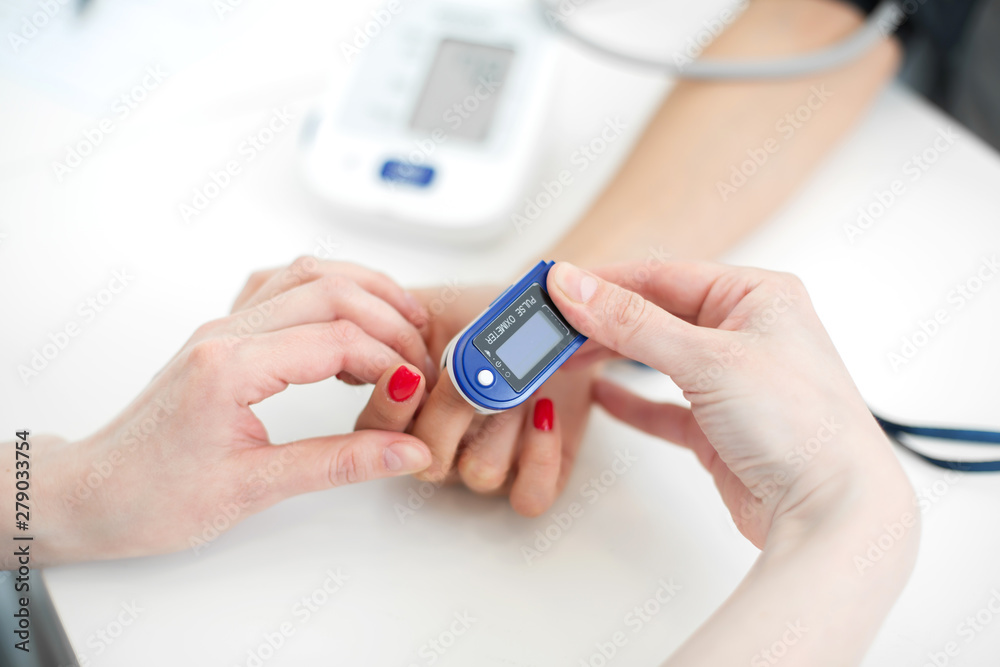 The doctor puts on the sensor measuring the pulse and oxygen in the ...