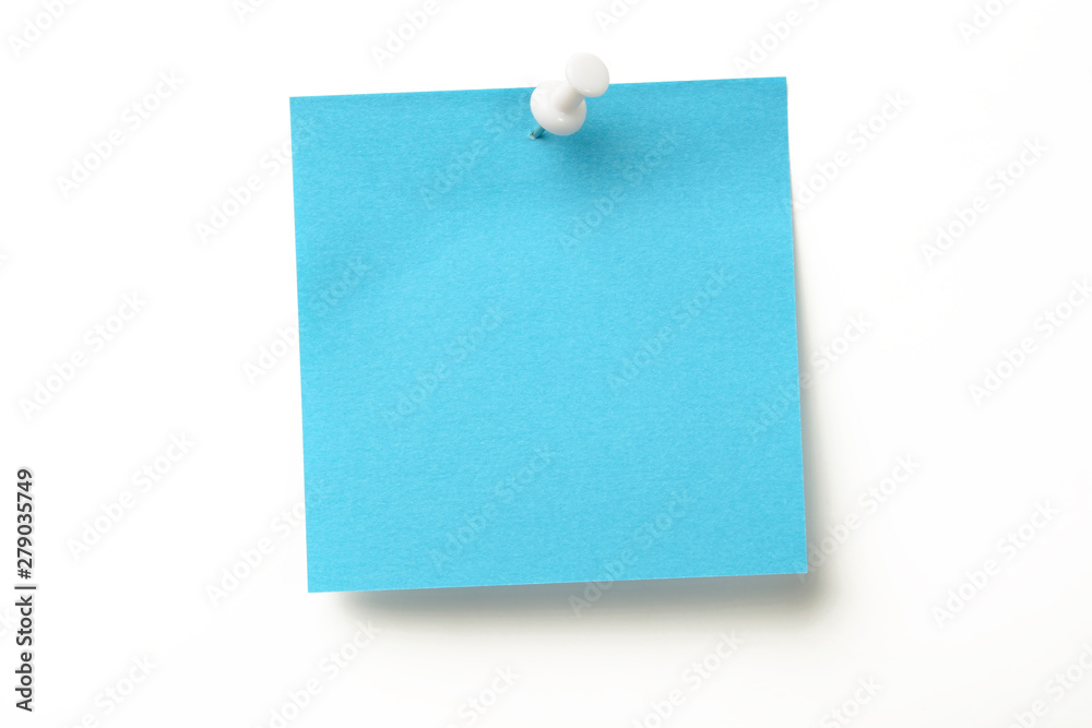 Posit de color azul y marcador blanco clavado sobre fondo blanco Stock ...