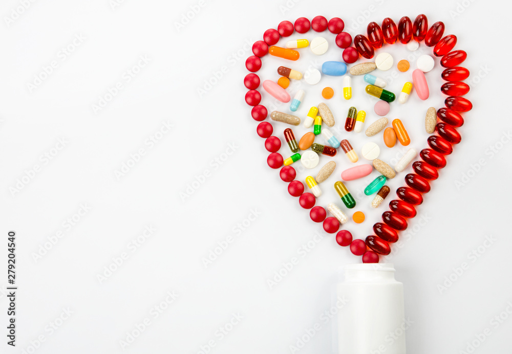 corazon hecho con Capsulas de medicamentos Stock Photo | Adobe Stock