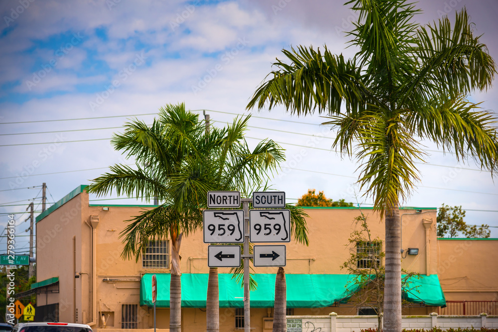 Florida 959 State Road signs under palm trees in Miami foto de Stock ...