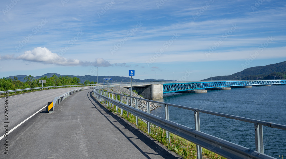 The Bergsøysund Bridge (also known as Bergsoysundbrua) is a pontoon ...