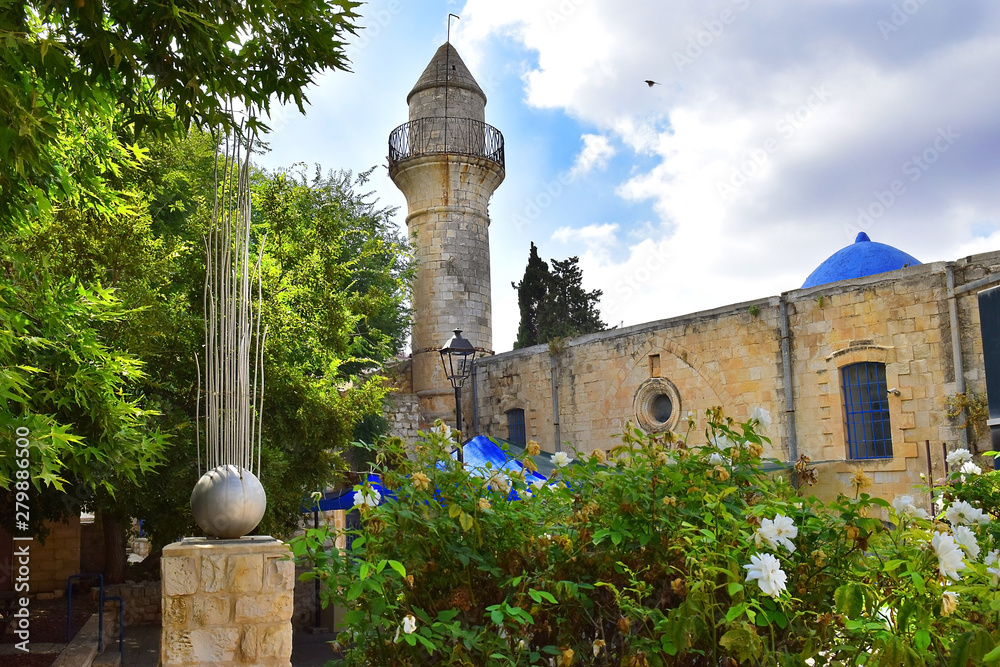 Foto de minoret of old turkish mosque, walk through the Old Town of ...