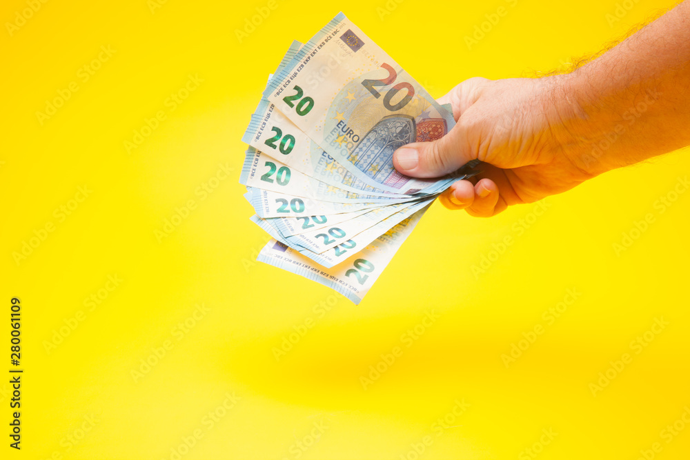 Billetes de dinero en la mano de una persona, pagando un servicio ...