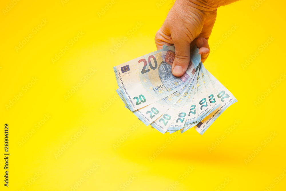 Billetes de dinero en la mano de una persona, pagando un servicio ...