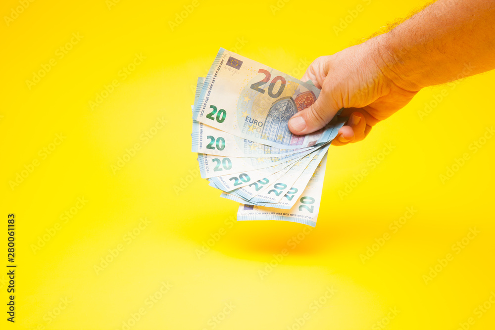 Billetes de dinero en la mano de una persona, pagando un servicio ...