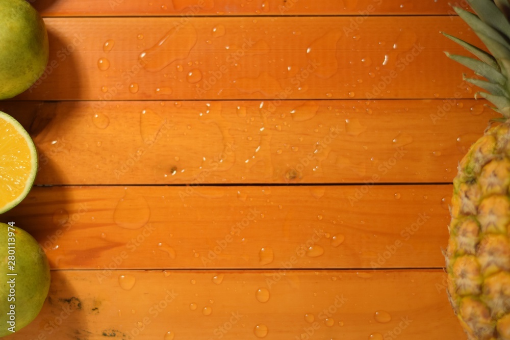 tabla de madera a listonada con gotas de agua, naranjas y piña Stock ...