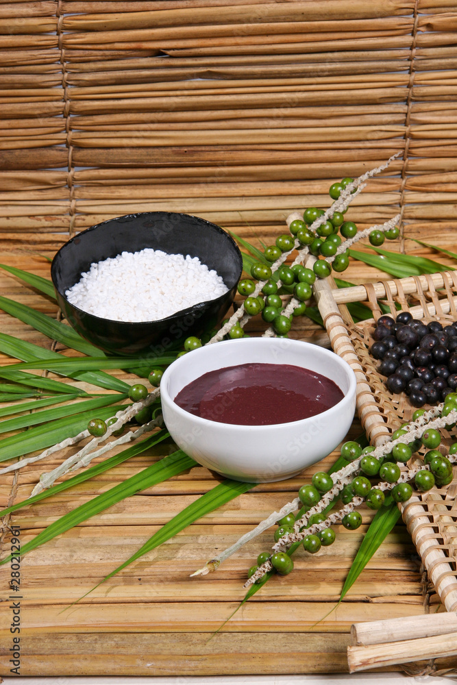 Suco, fruto e semente de açai com farinha de tapioca e farinha d´'água ...