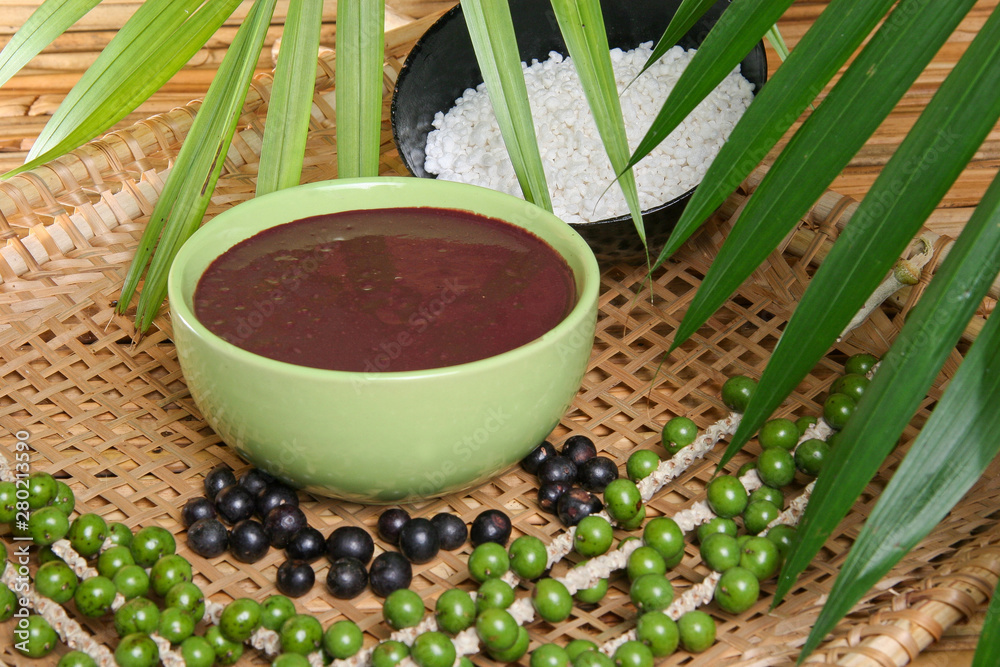 Suco, fruto e semente de açai com farinha de tapioca e farinha d´'água ...