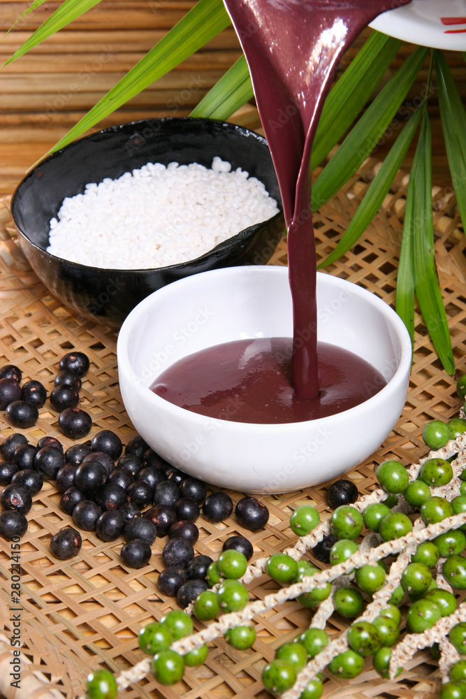 Suco, fruto e semente de açai com farinha de tapioca e farinha d´'água ...