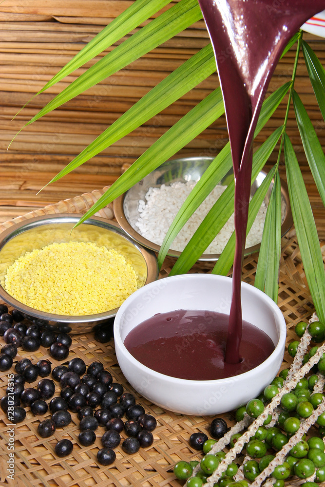 Suco, fruto e semente de açai com farinha de tapioca e farinha d´'água ...