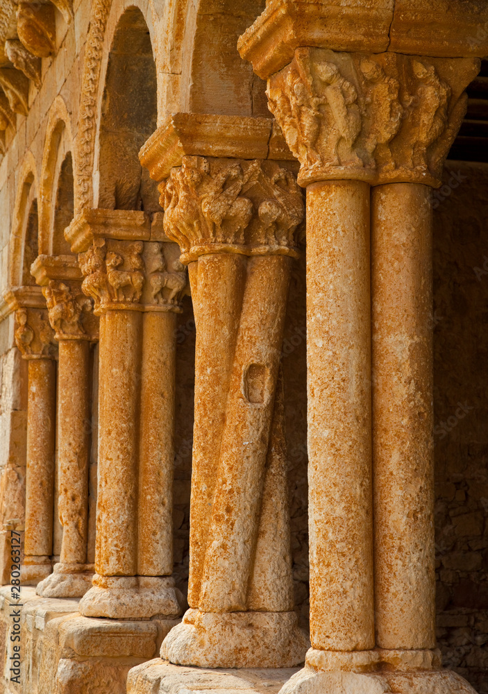 Columna de fustes torsionados, Galería porticada, Iglesia de San Pedro ...