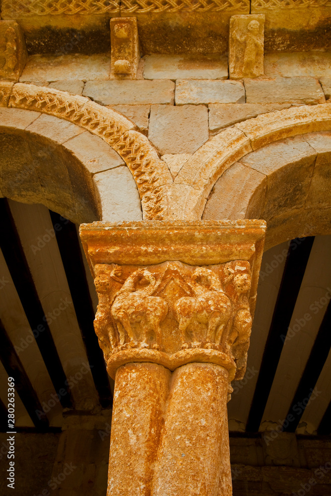 Columna de fustes torsionados, Galería porticada, Iglesia de San Pedro ...