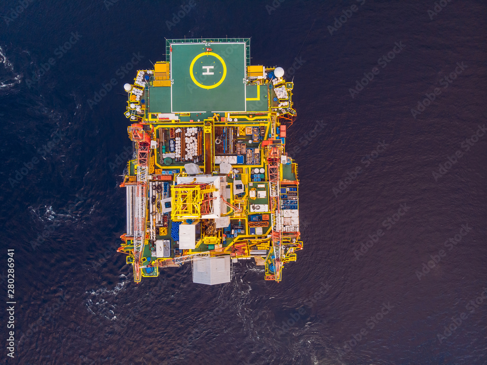 Offshore oil rig for installation sea for repairs, aerial top view foto ...