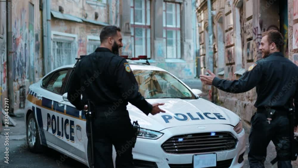 Vídeo do Stock: Two young men cops sit in patrol car walk pistol run ...