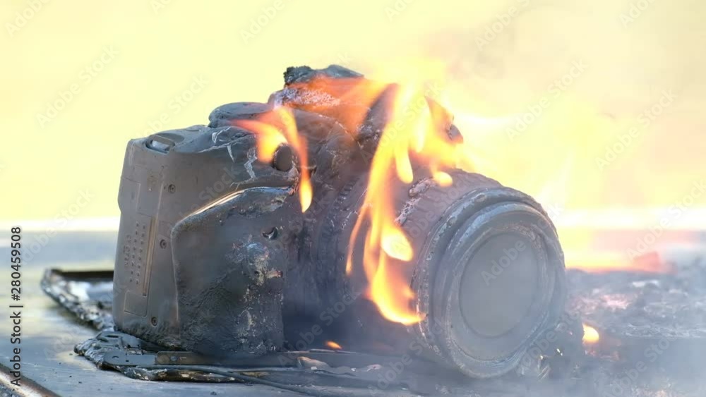Digital camera spontaneously burnt. Fire in the office or at a photo ...
