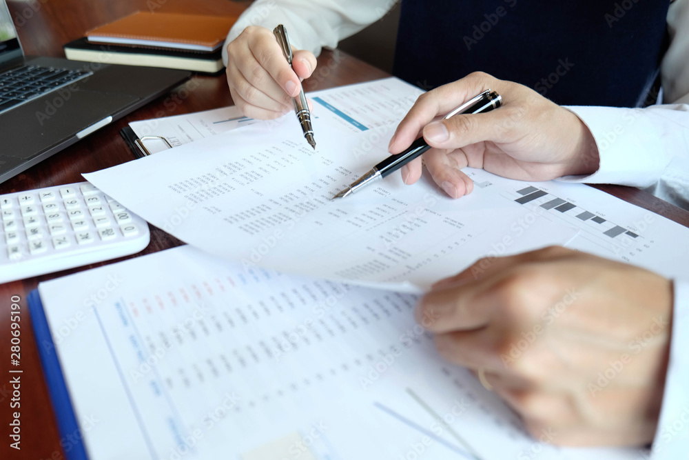 Close-up, businessmen, accountants, businessmen, financiers, bankers ...