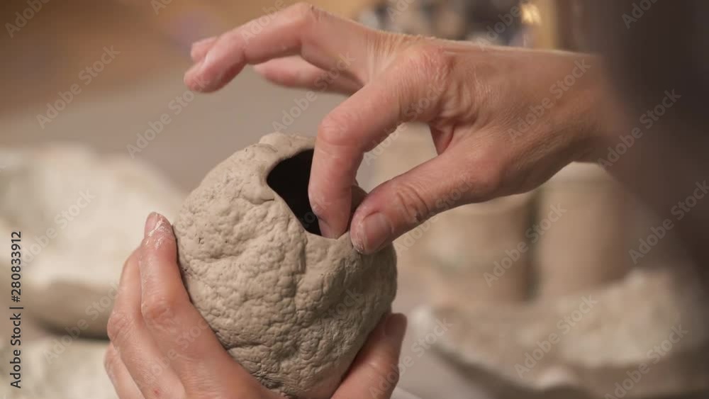 Vidéo Stock A close-up of female hands molding and shaping ceramics ...
