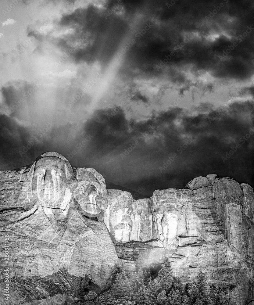 Mt. Rushmore national memorial park in South Dakota at night ...