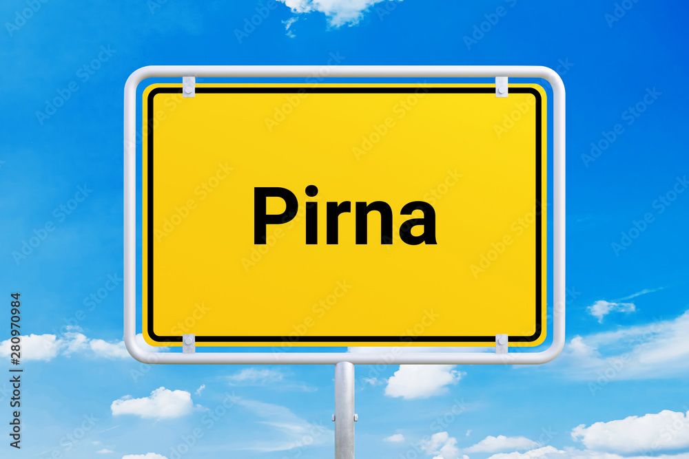 Stadt Pirna. Gelbes Schild, Ortsschild, Ortseingangsschild. Himmel mit ...