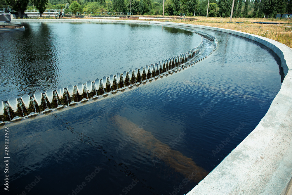 Tank or reservoir for biological purification and cleaning of dirty ...