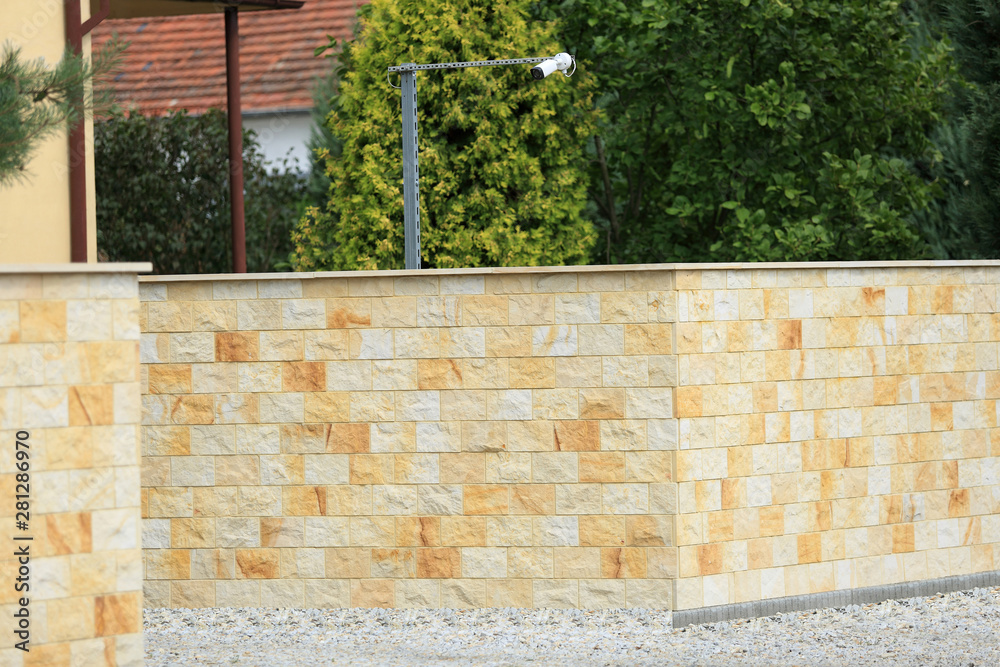 Ogrodzenia, murowane ogrodzenie z kamienia piaskowca, minitiring, dach ...