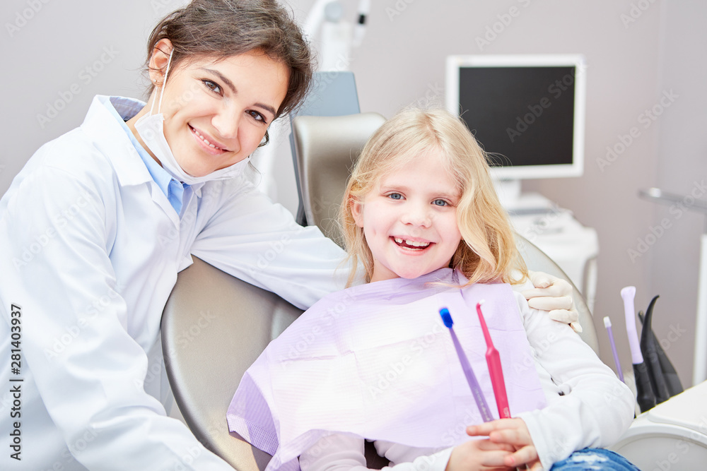 Freundliche Zahnärztin oder Arzthelferin mit Kind Stock Photo | Adobe Stock