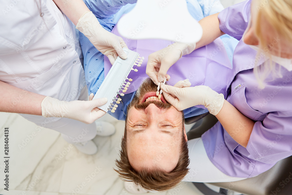 Zahnarzt Team und Patient beim Bleaching Stock Photo | Adobe Stock