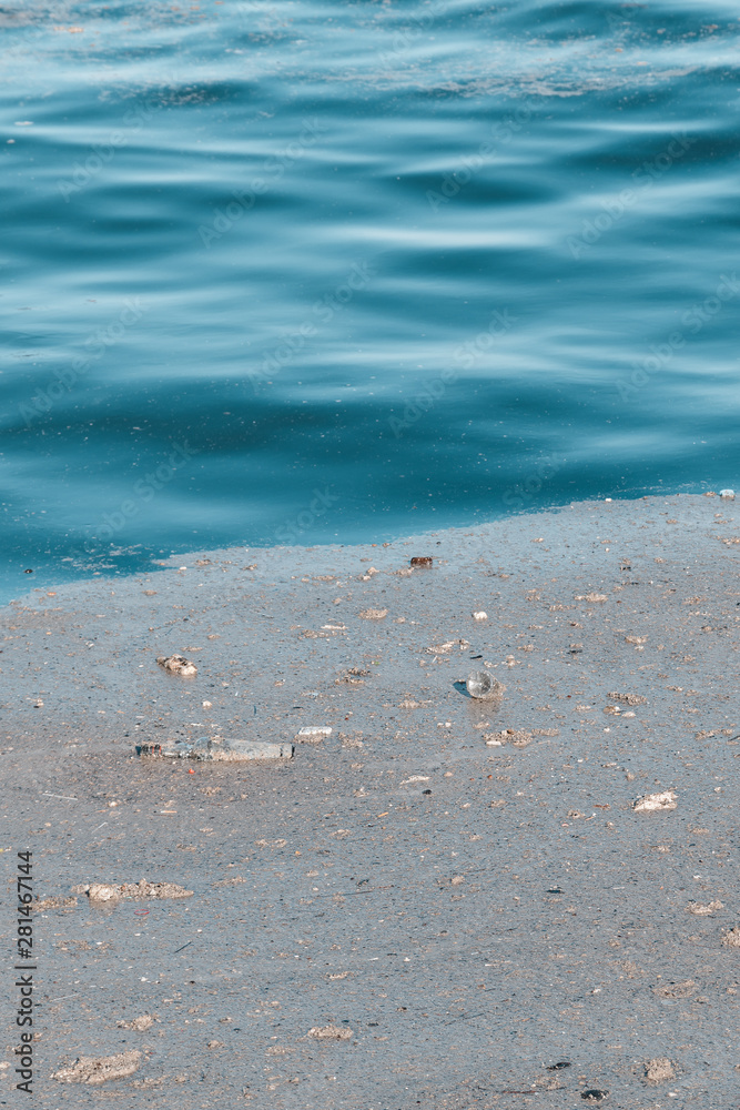 Mar contaminado con basura en una playa del mediterráneo Stock Photo ...